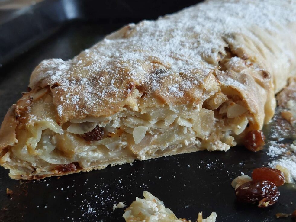 Authentic Bavarian Apple Strudel (with Vanilla Sauce ...